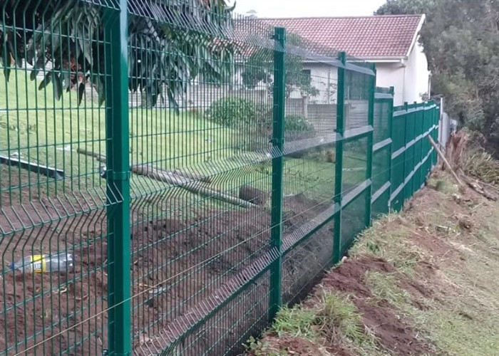 Hot Dip Galvanized Triangle Bending Welded Wire Mesh Fence Panels 75*150mm